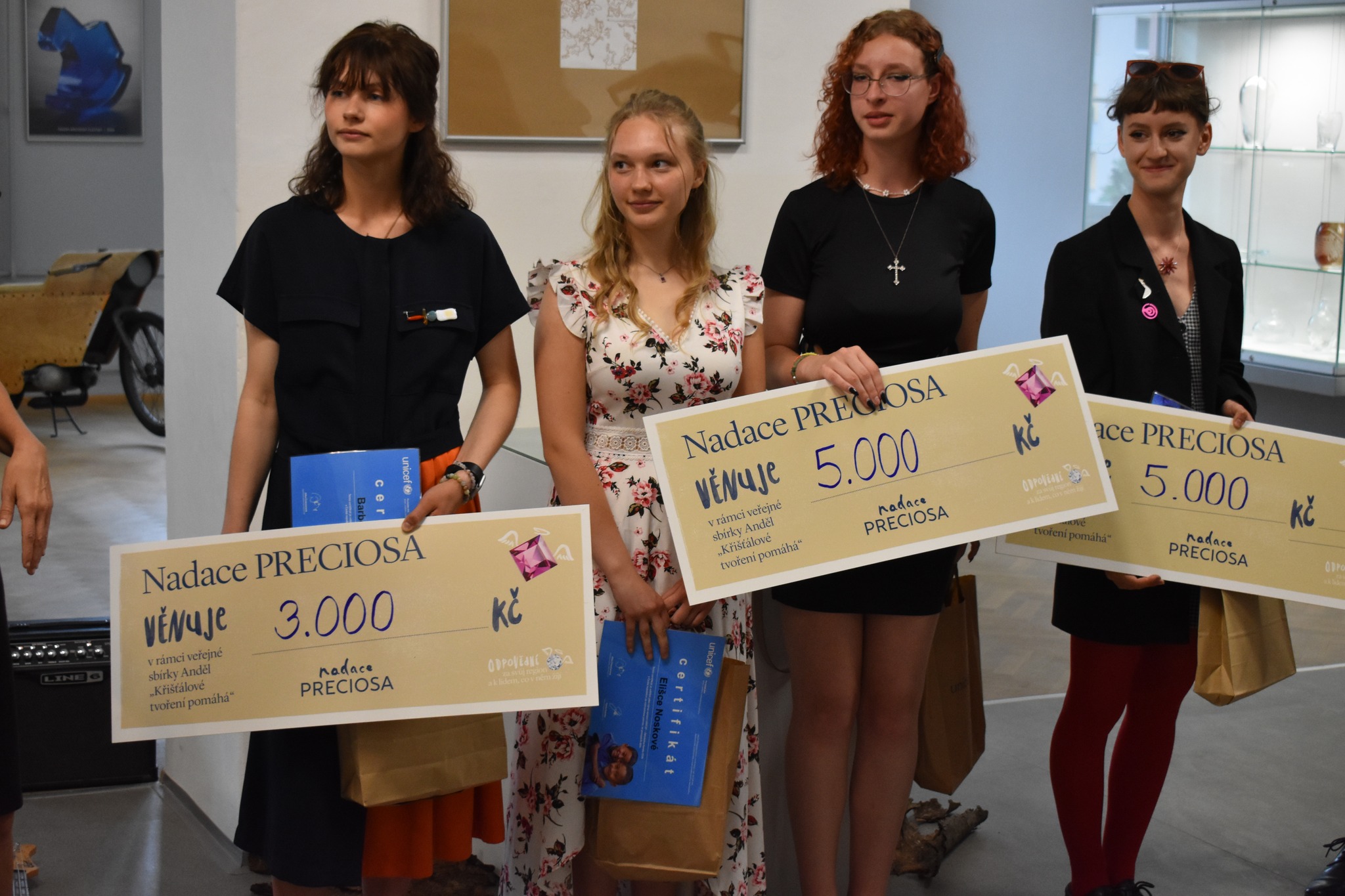 Inovativní panenky ze Železného Brodu: foukané sklo i obaly Plumpy’Nut ...